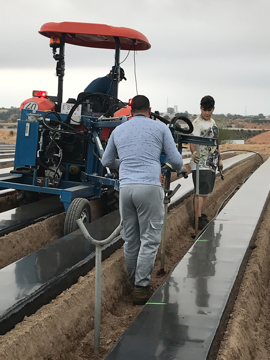 Máquina de clavar y desclavar patas de invernadero - Patente propia